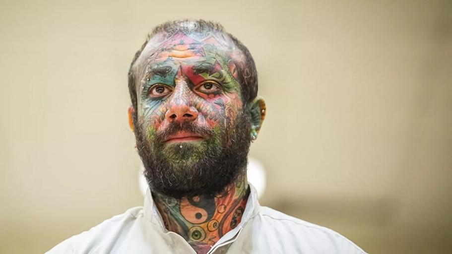 Iranian Rapper Tataloo Returns to Prison After Suicide Attempt